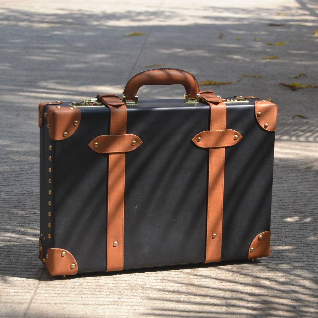 Vintage – Leather Briefcase (Black & Tan) | Cuero – CUERO